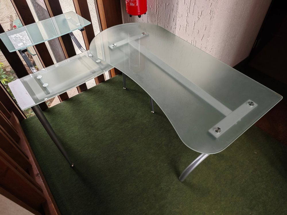 Bureau d'angle & étagère (verre satiné et métal) (Gebraucht) in Avully für CHF 30 – nur Abholung ...