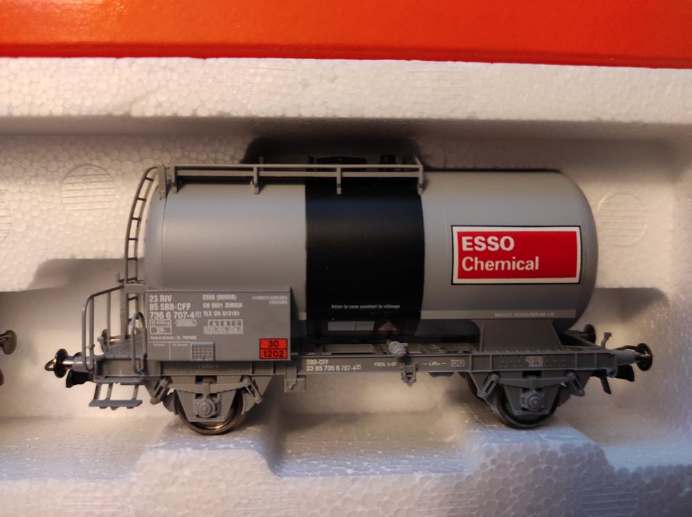 Tankwagen-Set "ESSO" 2 Tlg. der SBB von ROCO H0, GS (Neu und originalverpackt) in La Chaux-de ...