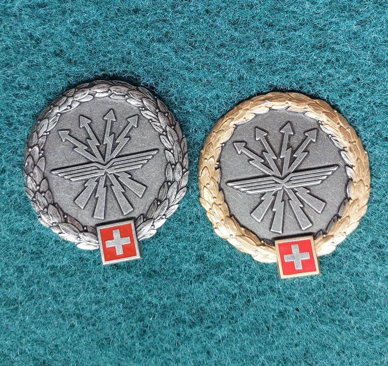 2 Schweizer Béret -Embleme. Metall. (Militär). | Kaufen auf Ricardo