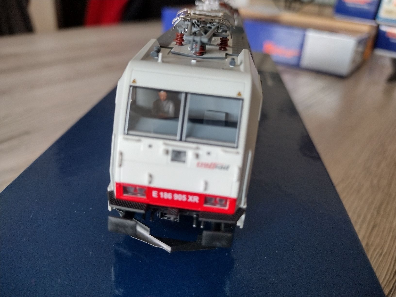 Locomotive électrique BR186 Crossrail blanche. (Neuf avec emballage d ...