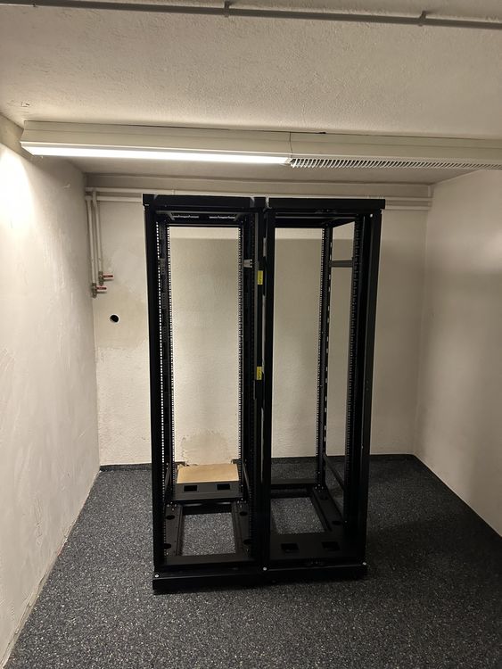 APC 19 Zoll Rack (42HE) - !! ohne Inhalt !! **Nr1** (Gebraucht) in ...