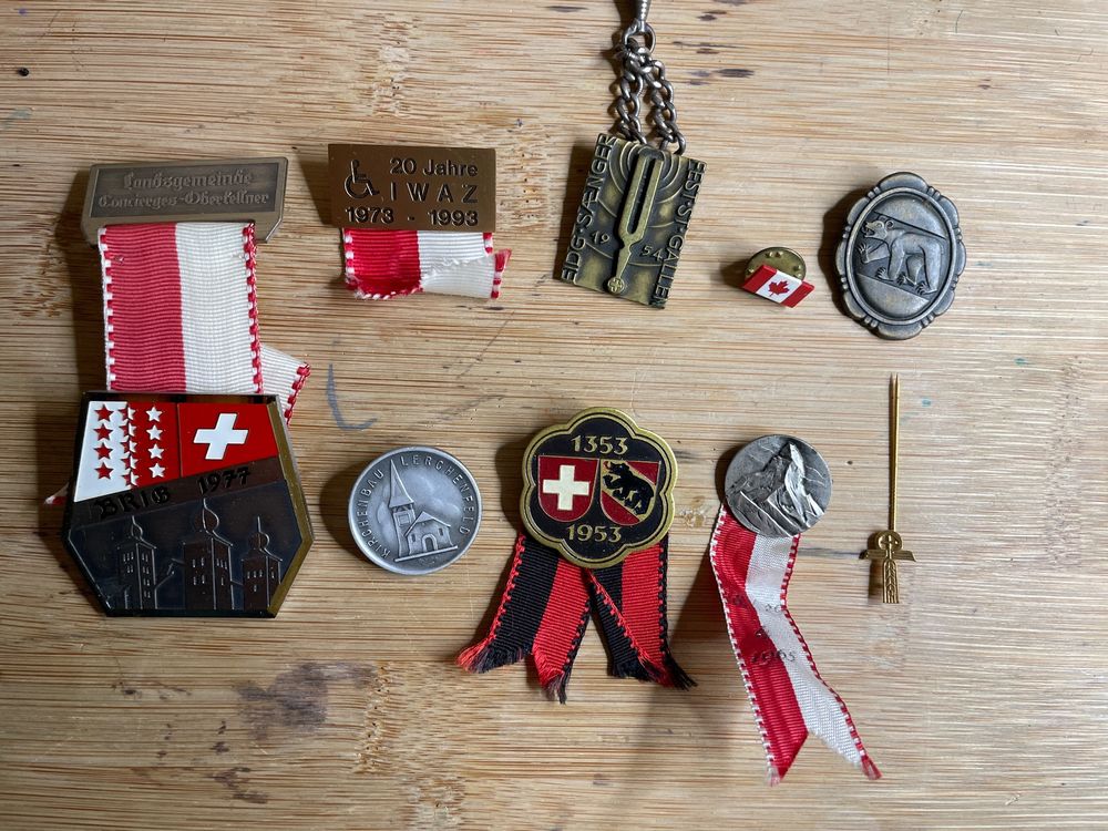 Festabzeichen Plaketten (Gebraucht) in Wetzikon ZH für CHF 5 – mit Lieferung auf Ricardo kaufen