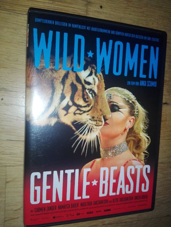 Wild Women Gentle Beasts (Dokumentarfilm) > De & It