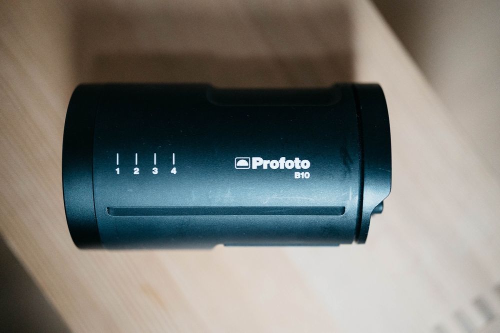 Profoto B10 Studioblitz mit Sender Sony, Schirm + Stativ (Gebraucht) in ...