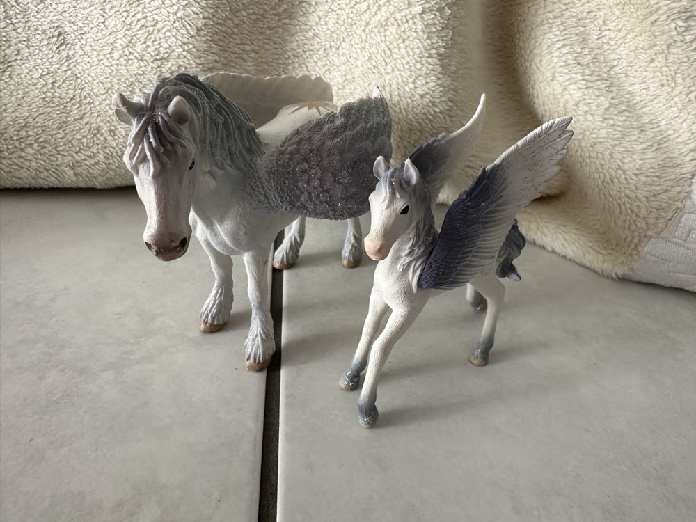 Schleich Pegasus zwei Stück (Gebraucht) in Watt für CHF 4 – mit ...