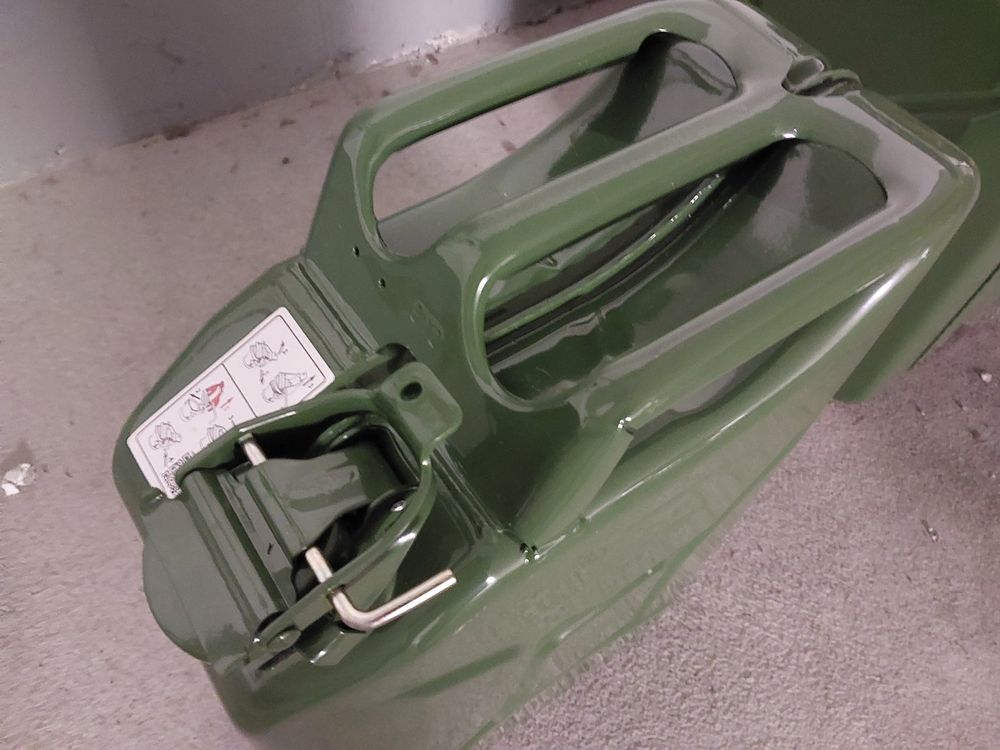 4 Armee Kanister 20 Liter (Neu (gemäss Beschreibung)) in Oberentfelden für CHF 50 – nur Abholung ...