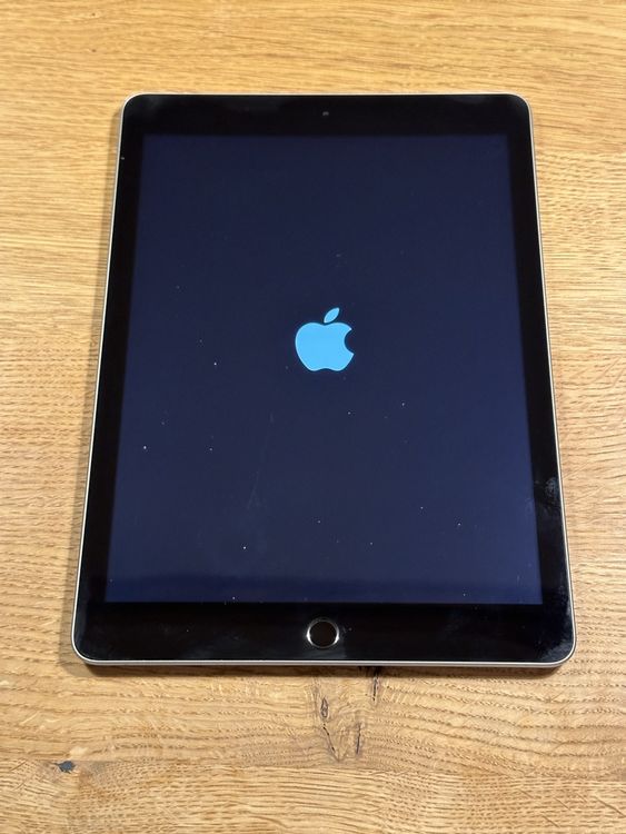 iPad Gen. 5th (Boot lock) (Defekt) in Triesenberg für CHF 4 – mit ...