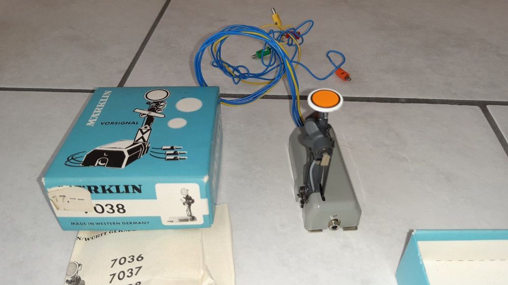 Märklin H0 zwei Gleissperrsignale 7042 und 1 Vorsignal 7038 (Defekt) in ...