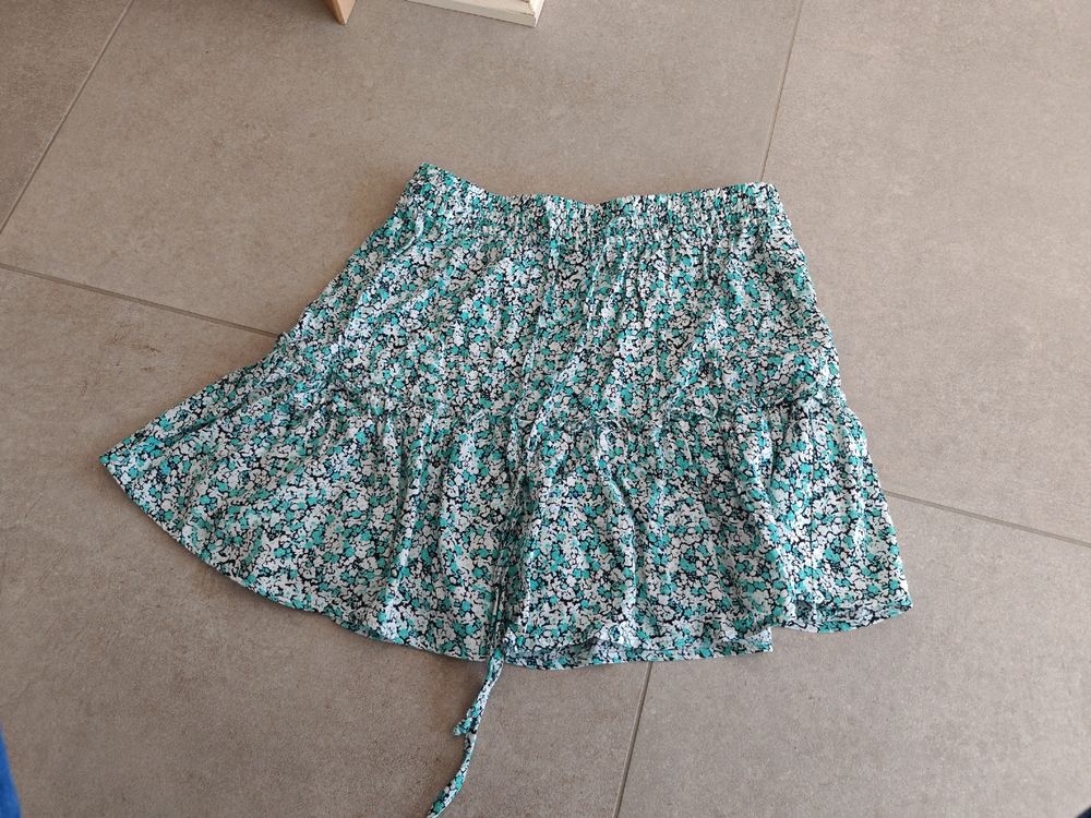 Mini-jupe + short fleurie légère, taille S (D'occasion) à Longirod pour CHF 12 – avec livraison ...