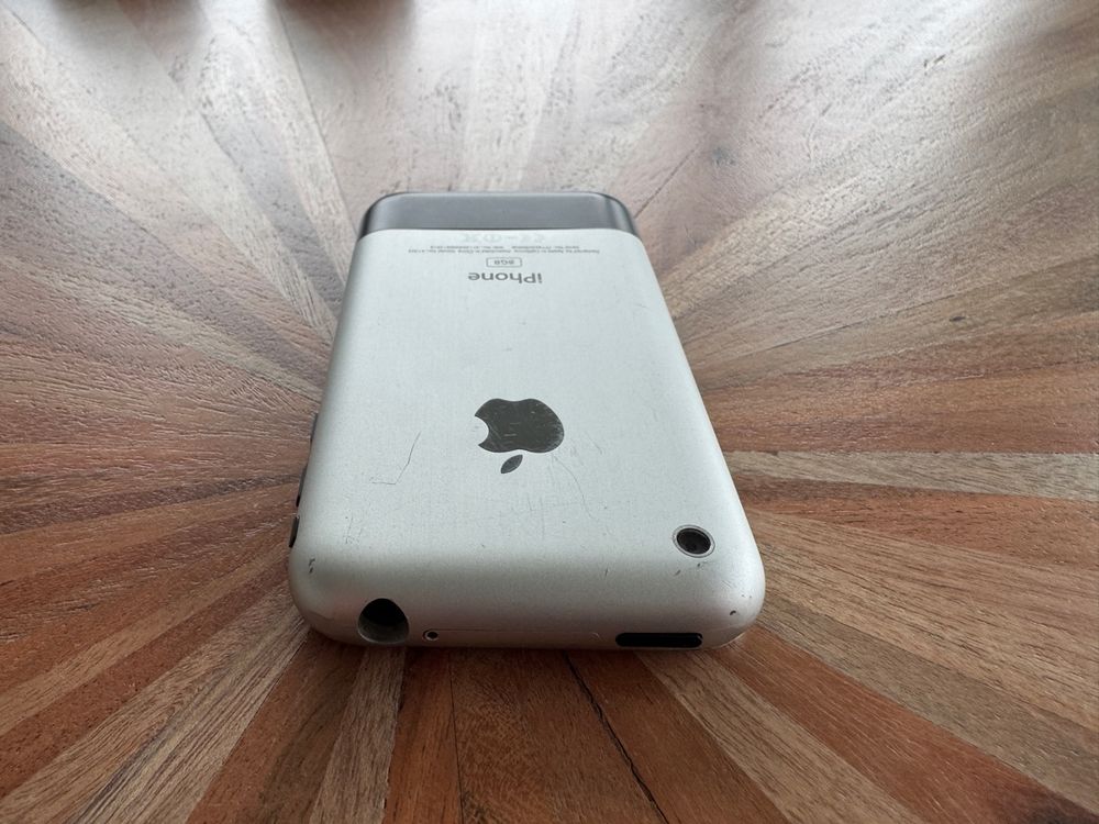 Apple iPhone 2G 8GB im Originalzustand mit Ladekabel (Gebraucht) in St. Gallen für CHF 230 – mit ...
