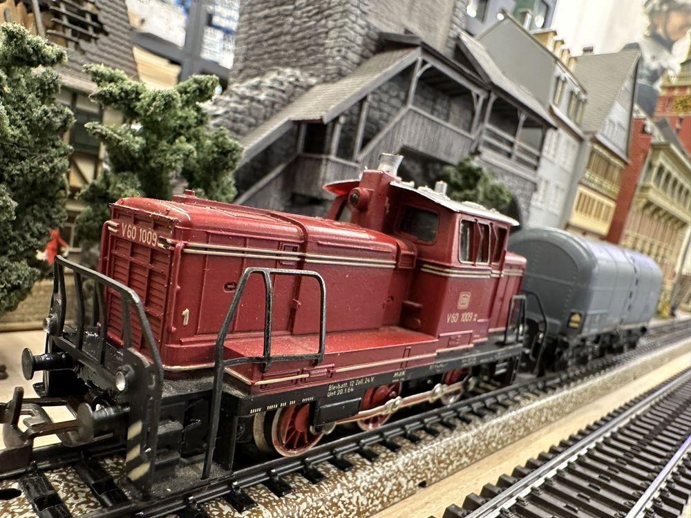 Märklin 3065 DB BR 260 mit 4621 Güterwagen (Gebraucht) in Lupsingen für ...