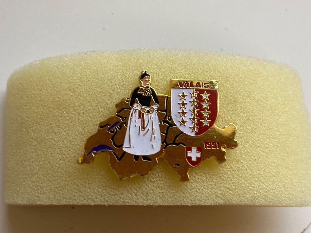 Pin's Valais 1991, Costume Suisse, Blason Suisse 🇨🇭 (D'occasion) à Le ...