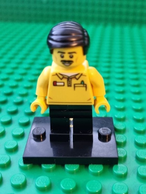 LEGO Minifigure 2x LEGO Store Employees (female+male) | Kaufen auf Ricardo