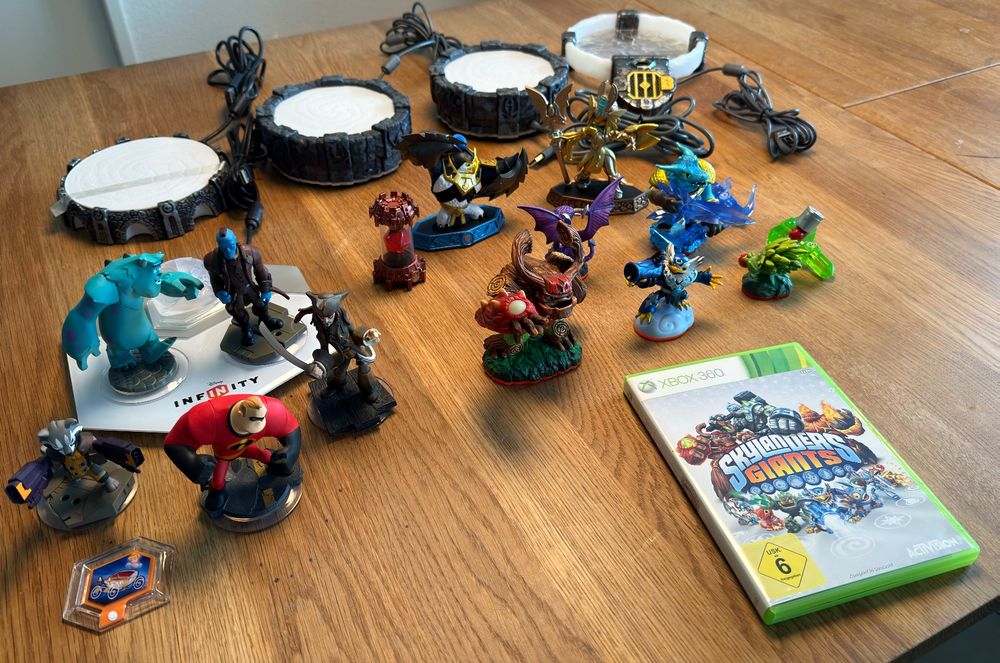 1 - Xbox Game (Skylanders Giants) - 8 x Skylander Figures (Gebraucht ...
