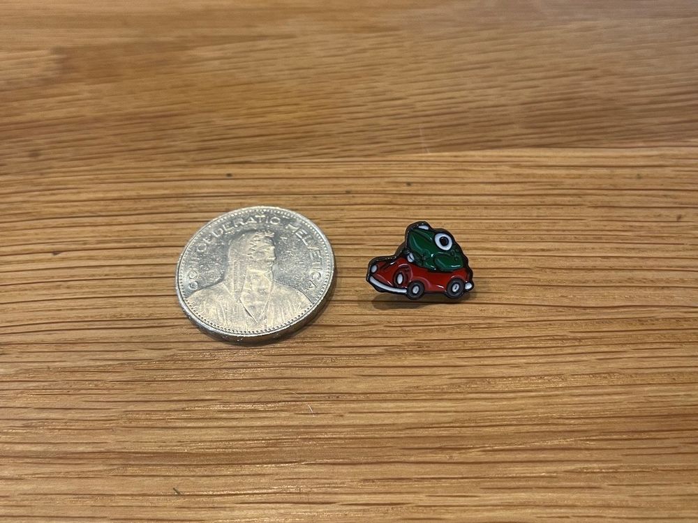 Frog in a car Meme Pin | Kaufen auf Ricardo