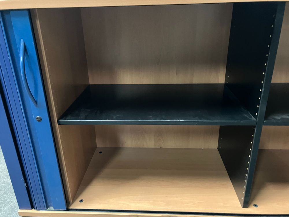 Lateralschrank mit 2 Metall Tablaren ohne Schlüssel ab 1.- (Gebraucht ...