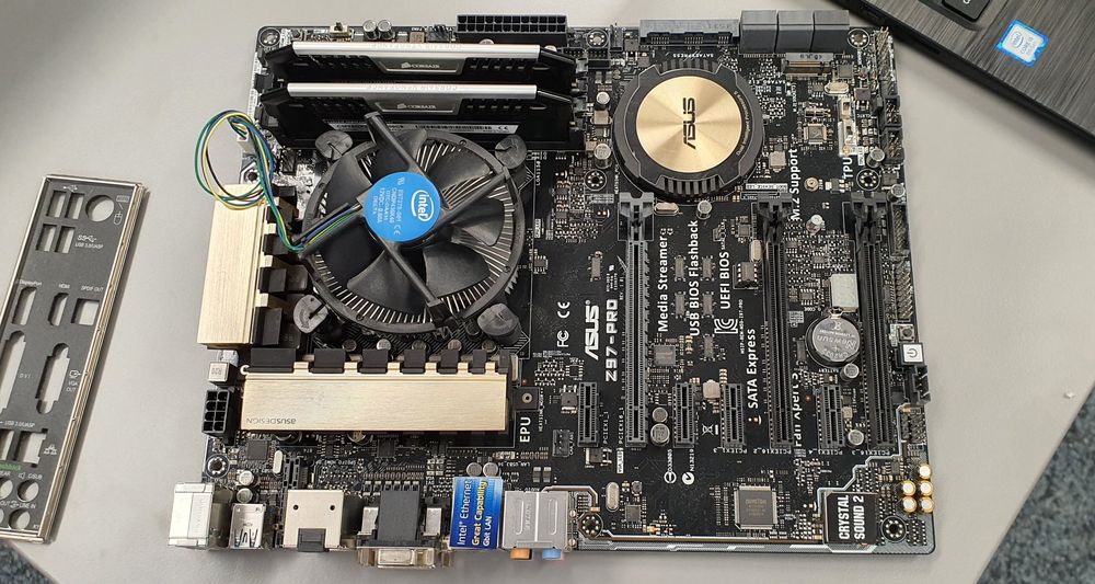 ASUS Mainboard mit Intel Core i7, 16GB RAM und CPU Kühler (Gebraucht ...