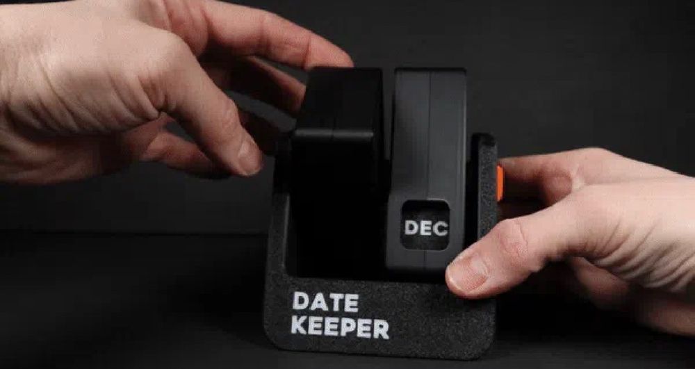 Date Keeper – Moderner Perpetual Desk Kalender | Kaufen auf Ricardo