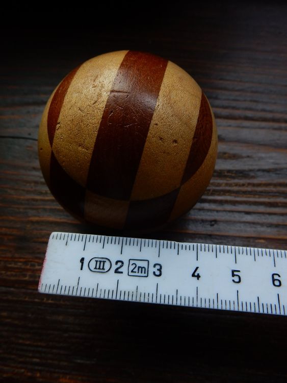 Holzintarsien Kugel Deko Intarsienarbeit Strumpfkugel (Gebraucht) in Jona für CHF 5 – mit ...