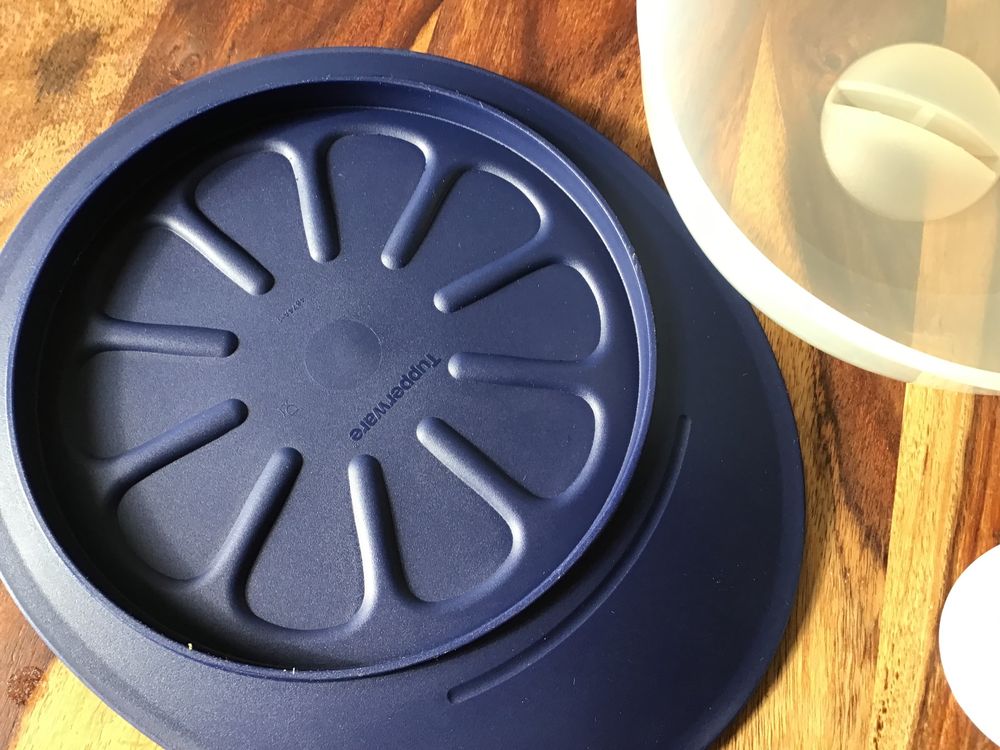 Käseglocke Tupperware blau (Gebraucht) in Giswil für CHF 4 – mit ...