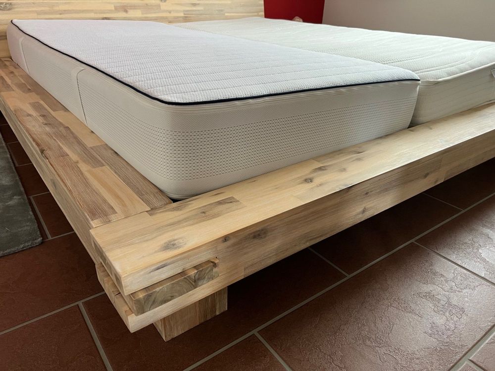 Doppelbett Akazie mit Rost, Matratzen und Nachttischen | Kaufen auf Ricardo
