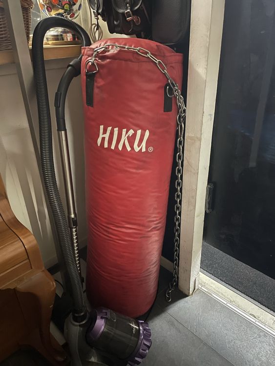 Roter HIKU Boxsack mit Kette, ideal fürs Wintertraining! (Neu (gemäss ...