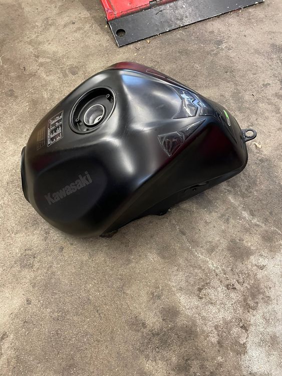 Tank Kawasaki Z 750 R Black Edition (Gebraucht) in Dintikon für CHF 100 ...