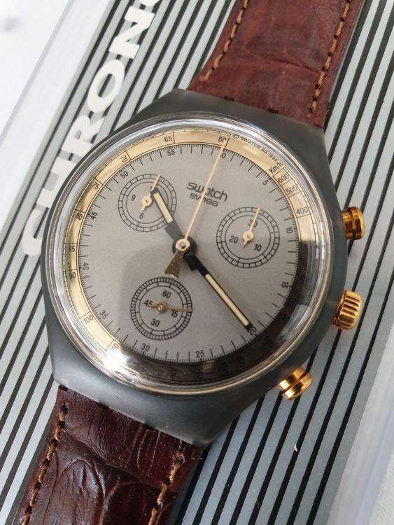 SWATCH CHRONO SCM100 GOLDFINGER NEU (Neu und originalverpackt) in Lommiswil für CHF 120 – mit ...