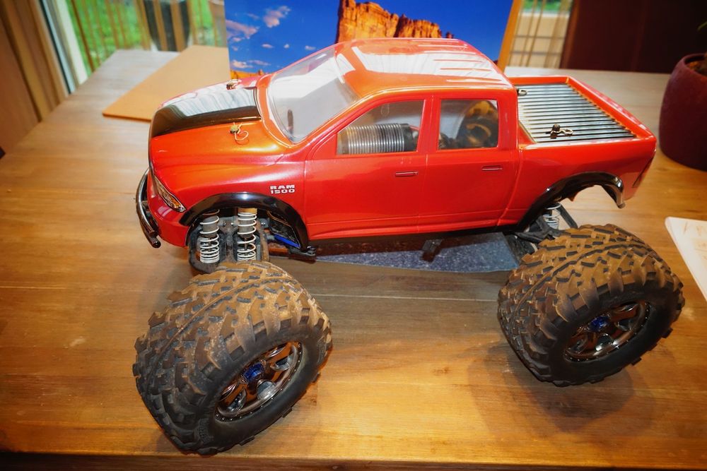 Traxxas E-Maxx 4x4 Brushless 1/8 Dodge RAM (Gebraucht) in Engelburg für ...