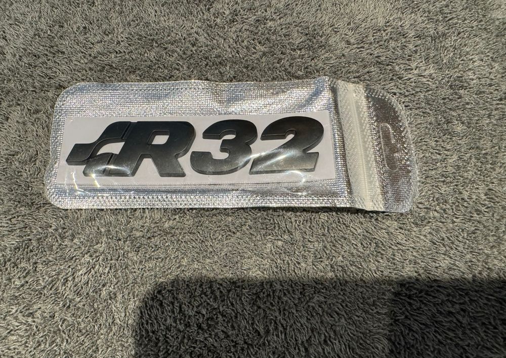 R32 Logo vorne & hinten (Gebraucht) in Flawil für CHF 38.5 – nur ...