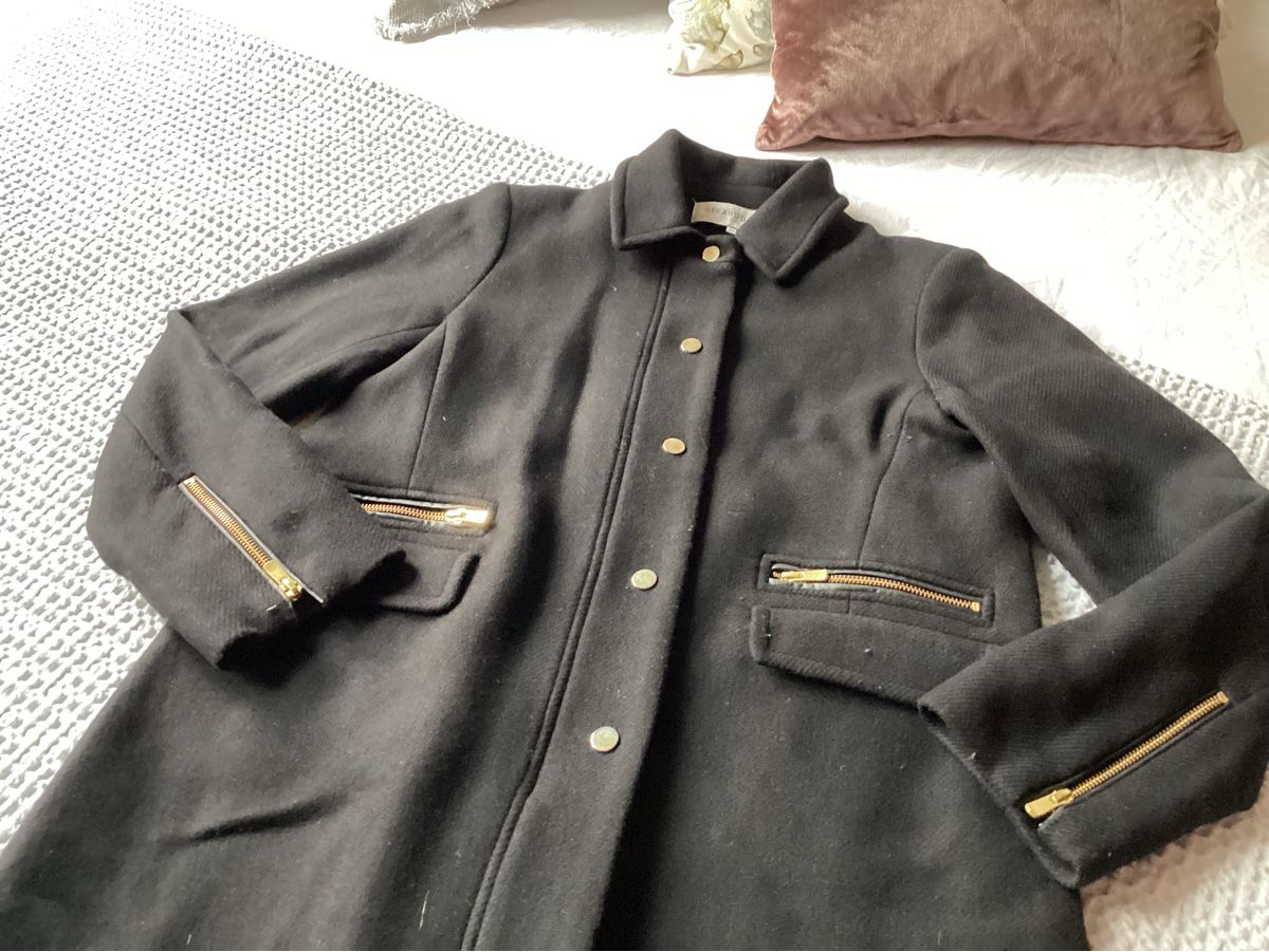 Chic Black Winter Coat with gold Zipper Detail (Neu (gemäss ...