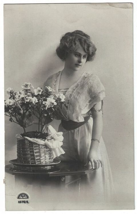 Romantik Junge Dame Mit Blumen Stehend Kaufen Auf Ricardo