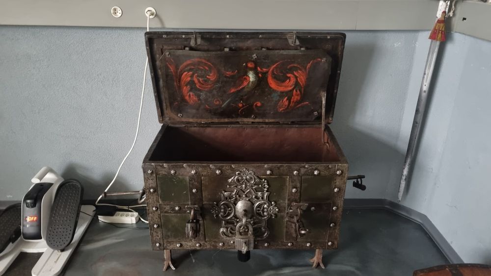 Coffre ancien en fer forgé, peint à la main. (Gebraucht) in Echallens für CHF 9800 – nur ...