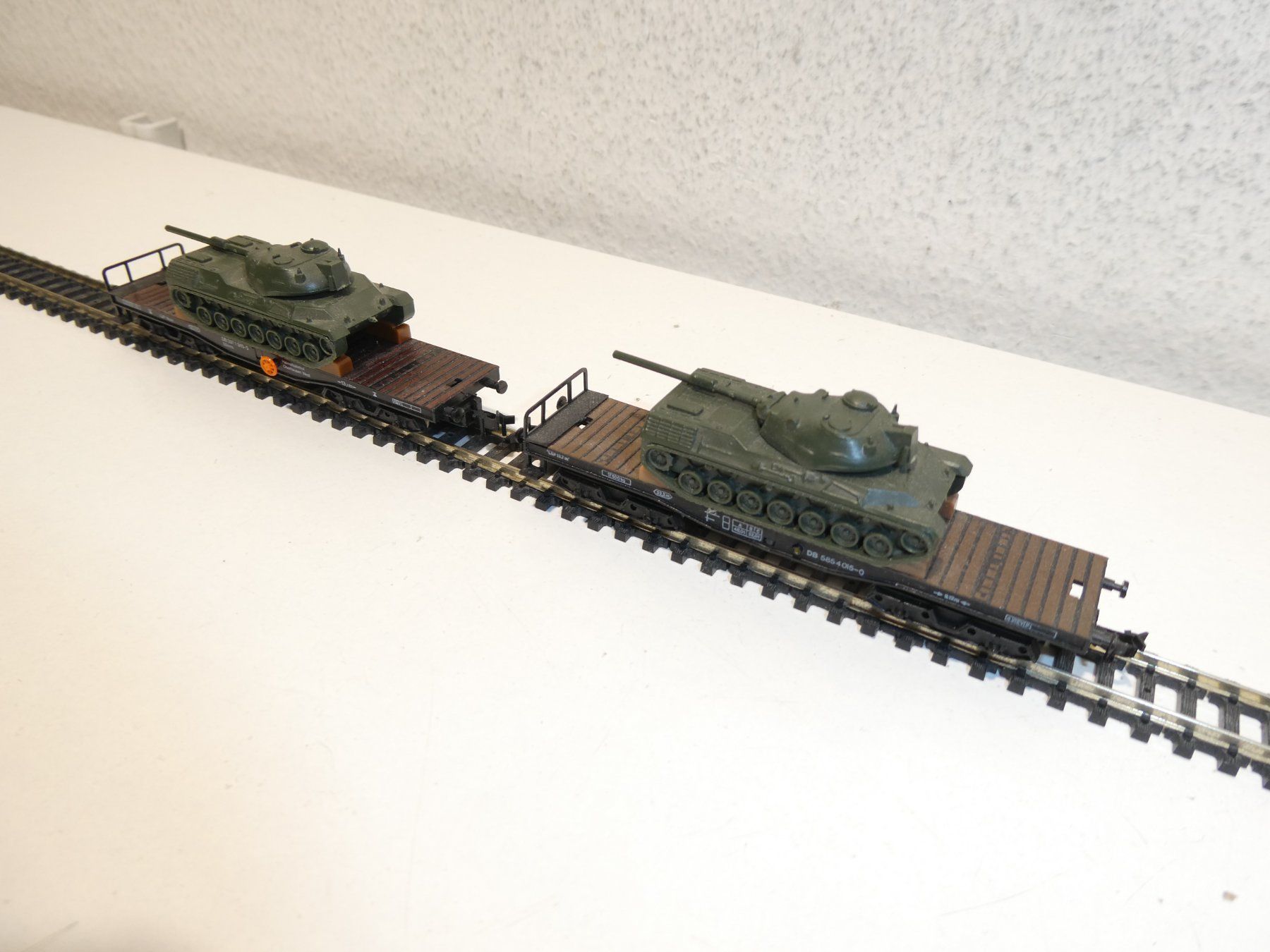 2 Arnold Güterwagen Niederbordwagen mit Panzer Spur N (Q23) (Gebraucht ...