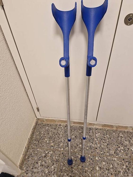 Krücken, Gehhilfen verstellbar. (Gebraucht) in Arlesheim für CHF 7 ...