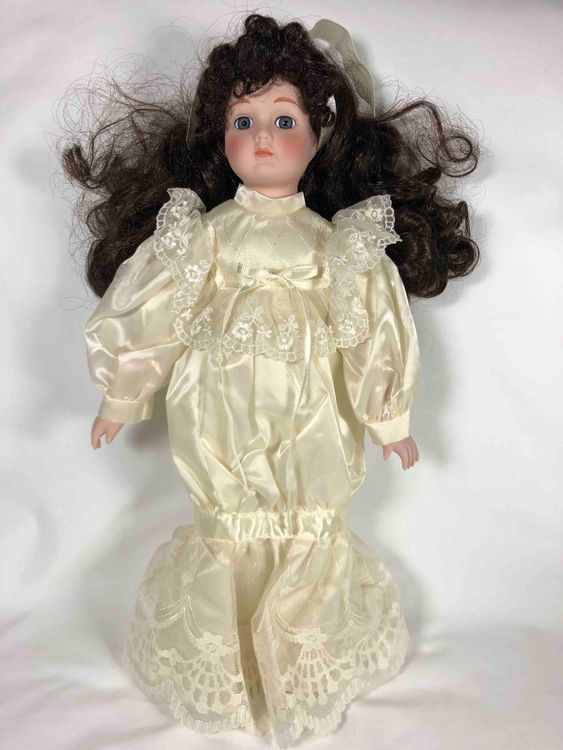 Porzellanpuppe Prinzessin (Gebraucht) in Balzers für CHF 30 – mit ...