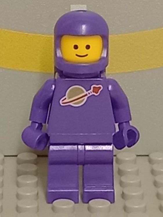 Lego Classic Space Minifigur dark purpel mit Classic Helm (Neu (gemäss Beschreibung)) in ...