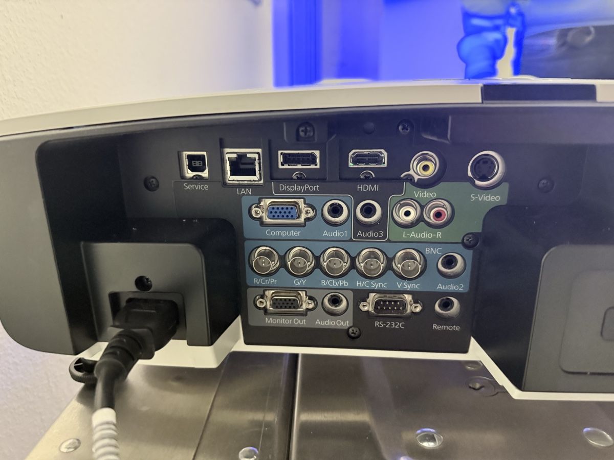 Beamer HDMI Epson EB-4950WU ab 1Fr! (Gebraucht) in Oberweningen für CHF ...