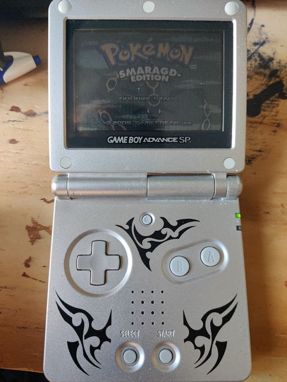 Gameboy Advance SP Tribal Special Edition + Pokemon Smaragd (Gebraucht ...