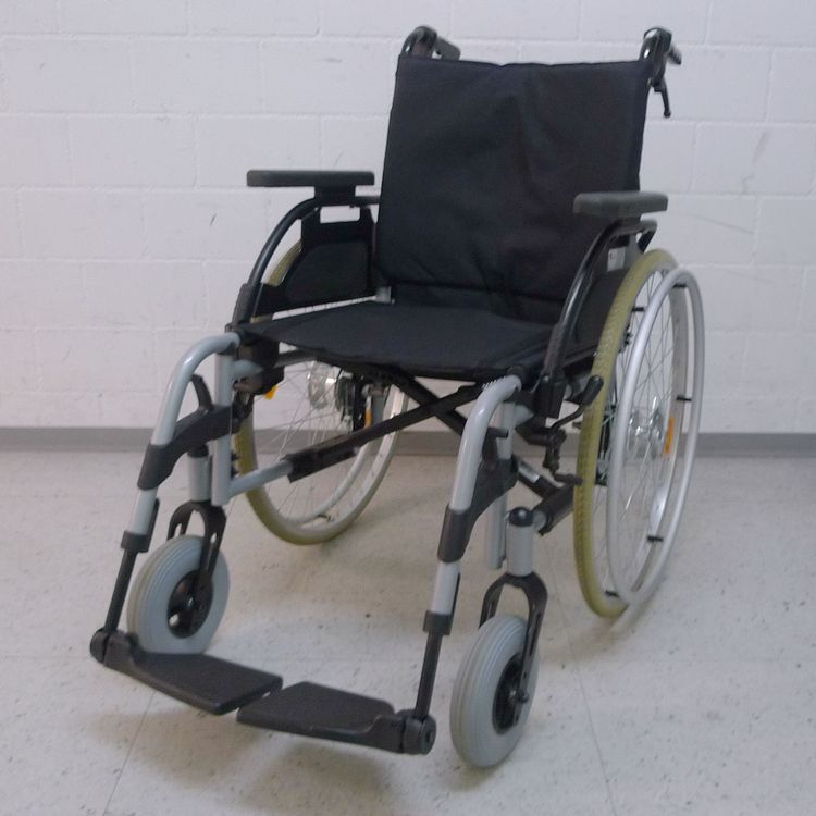 Rollstuhl Breezy, SB 47 cm, nur CHF 209 (Gebraucht) in Lengnau für CHF 209 – mit Lieferung auf ...