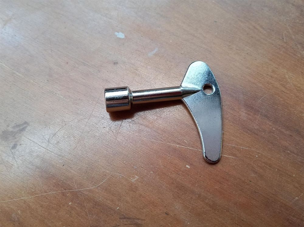 Dreikantschlüssel für Aufzug/Zähler - Clé triangulaire (Neu und originalverpackt) in Bremblens ...