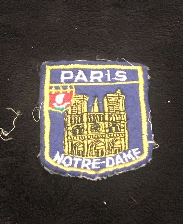 Aufnäher mit der Pariser Notre-Dame als Motiv (Gebraucht) in Urtenen-Schönbühl für CHF 11.1 ...