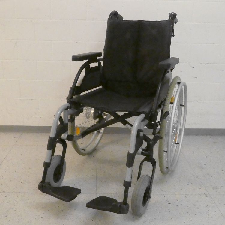 Rollstuhl Breezy, SB 44 cm, Zusatzbremsen, nur CHF 179 | Kaufen auf Ricardo