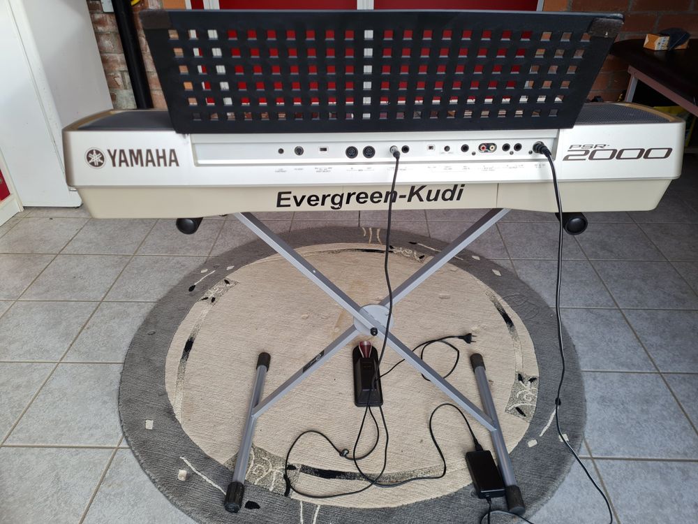 YAMAHA PSR2000 Keyboard inkl. Keyboardständer + Notenbücher (Gebraucht ...