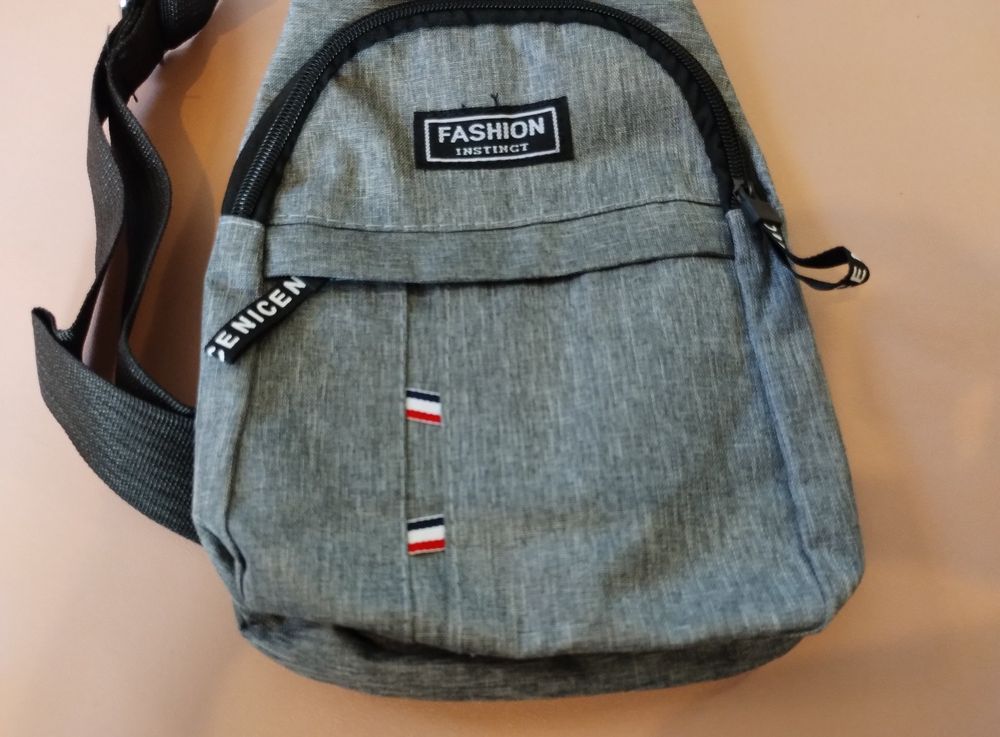 Graue Umhängetasche zum Tragen - Sac à bandoulière gris (Neu und originalverpackt) in Lausanne ...