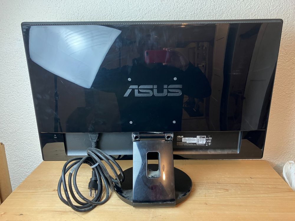 ASUS VE247H Monitor 23,6 Zoll inkl. Tastatur (Gebraucht) in Fislisbach ...