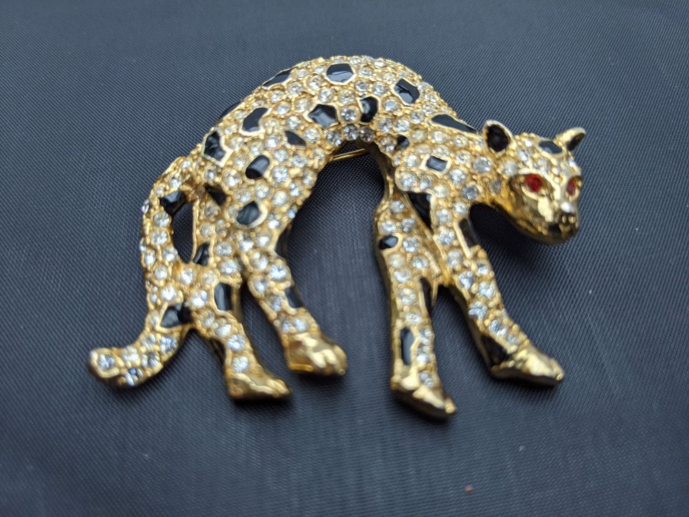 Grande broche panthère métal doré, émail et strass NEUVE (Neuf avec emballage d'origine) à Petit ...
