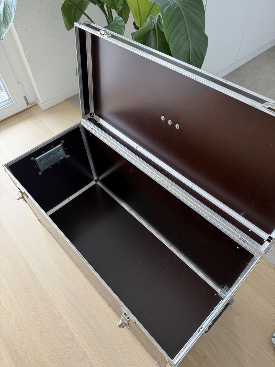 Grosses Flightcase / Transportkiste mit Rollen – stabil (Gebraucht) in ...