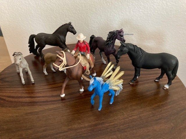 7 Schleich Tiere, Pferde, Einhorn, Pferd mit Flügeln (Gebraucht) in Luzern für CHF 18 – mit ...