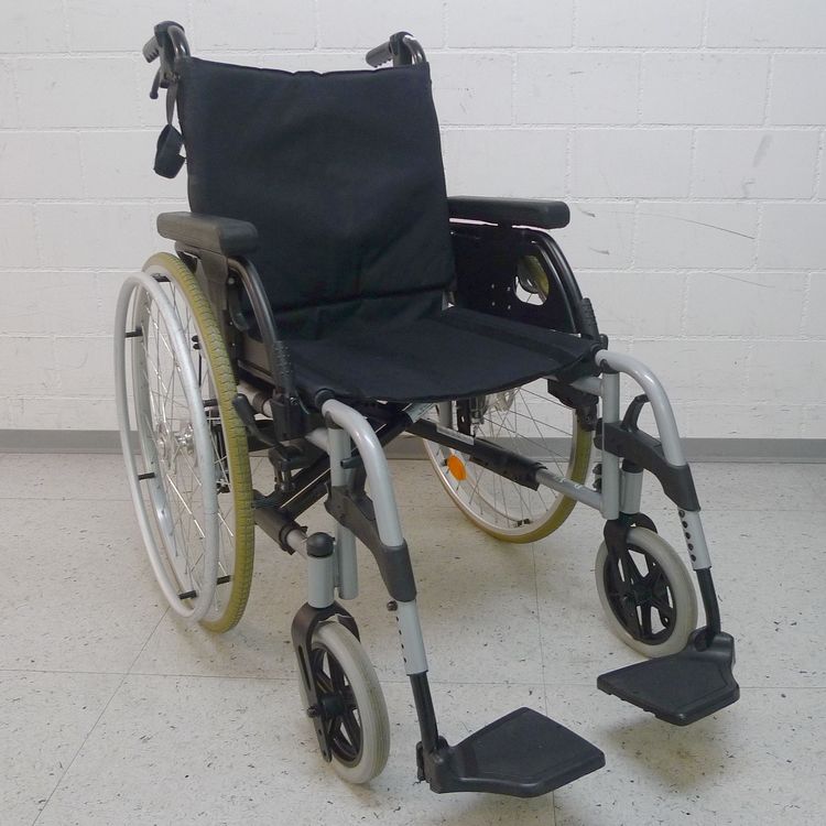 Rollstuhl Breezy, SB 43 cm, nur CHF 189 (Gebraucht) in Lengnau für CHF 189 – mit Lieferung auf ...